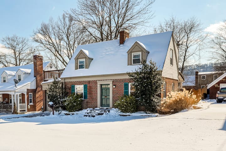 Cincy Area Bungalow W/ Deck & Yard, Pets Welcome! - Covington, KY