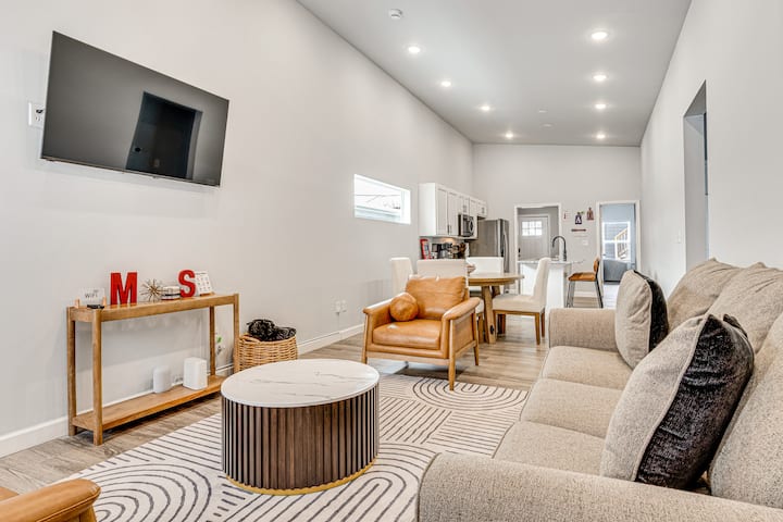 Rooftop Lounge & City Views! 3br 3 Mi To Dtwn Indy - Indianapolis, IN