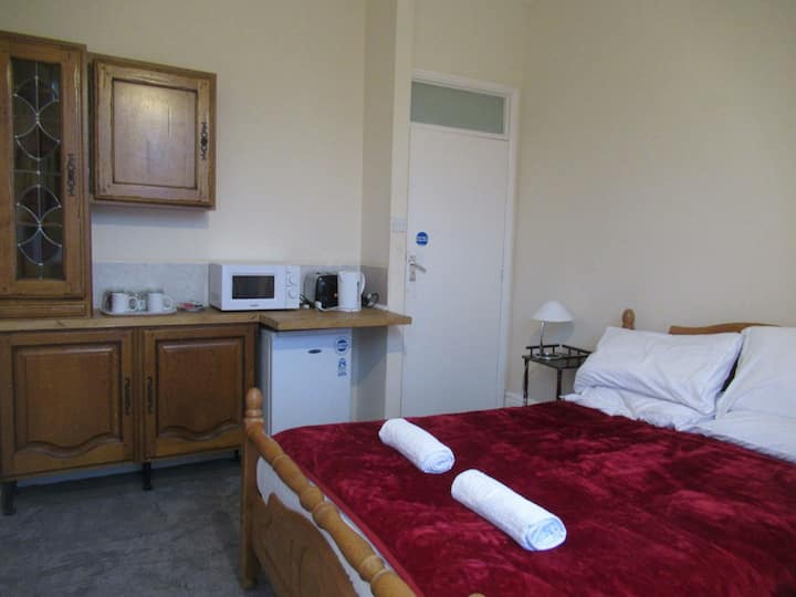 Lennard - Double With Shared Bathroom - Folkestone