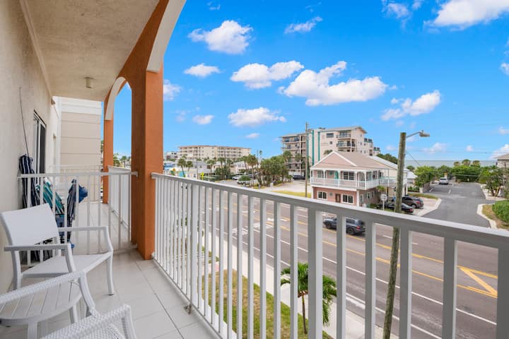Madeira Bay Resort I #1304 – Pet-friendly Coastal - Madeira Beach, FL