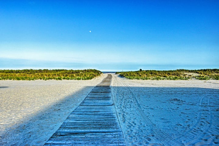 Wildwood Crest Condo W/ Pool: Walk To Restaurants! - Cape May, NJ