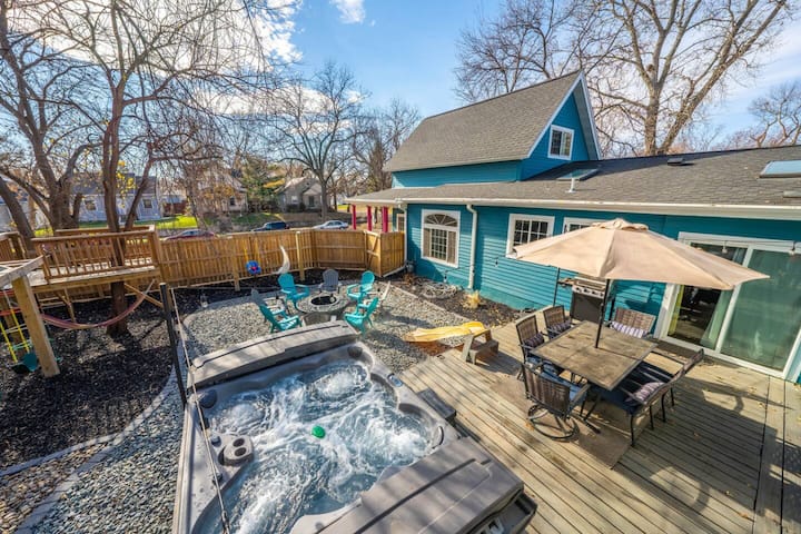 Treehouse - Sleeps 14, Hot Tub, 2-story Solarium - Sioux Falls, SD