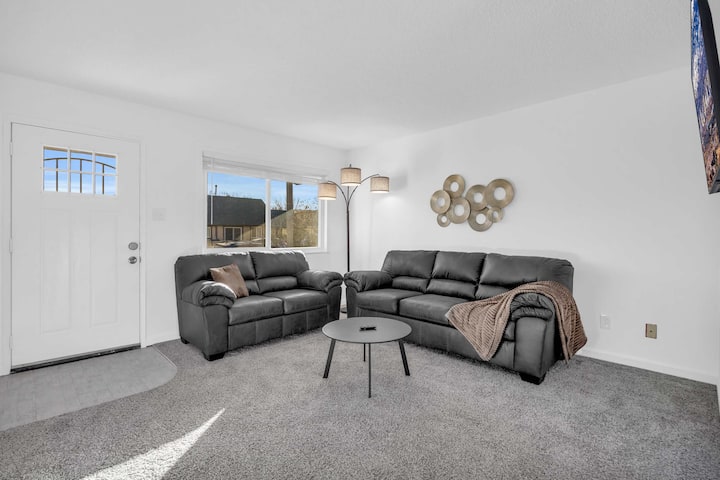 Sunny Side Retreat/ Sleeps 15 - Sparks, NV