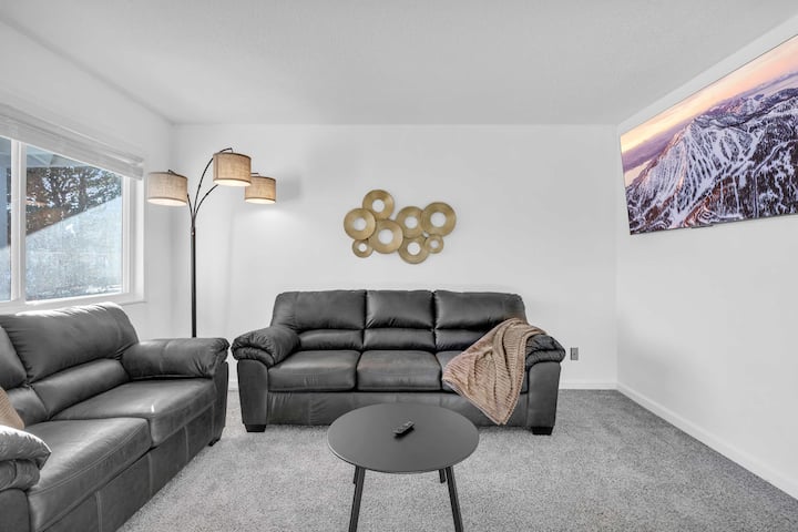 Sunny Side Retreat/ Sleeps 15 - Sparks, NV