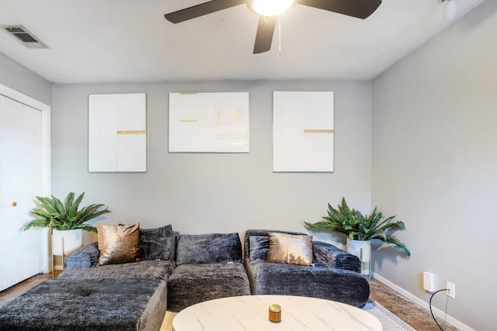 1br Workspace St • Edwards • Near Soco Austin - Austin, TX