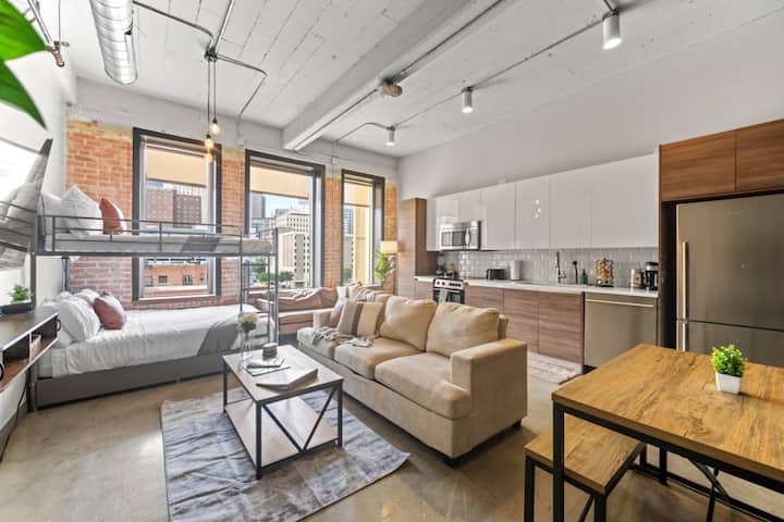 Beautiful Downtown Apt| Pool, Laundry, Parking - Dallas, TX