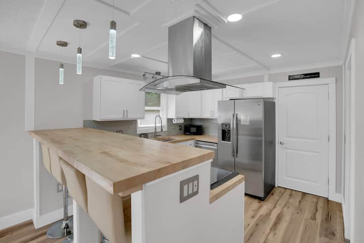 Renovated - Fireplace - Deck - 4 Tvs - Coffee Bar - Columbia, SC