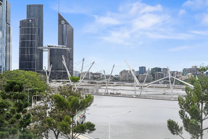 Bright Inner-city Stay Near River View - Spring Hill