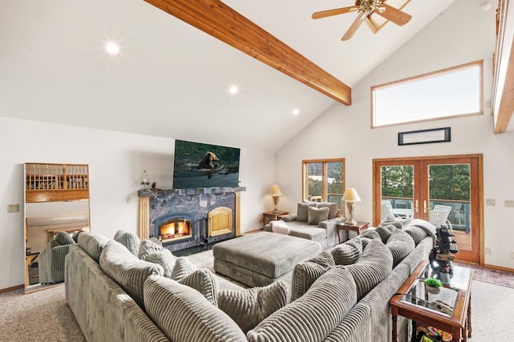 Lux 5 Bdrms! Pet Friendly! Sauna & Game Room! - Big Bear Lake, CA