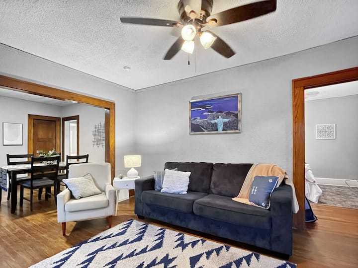 Roomy 4br By Drake Sleeps 13 Huge Yard - Des Moines, IA