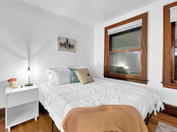 Walk To 3 Breweries! 1 Bed Apartment On Grand - Des Moines, IA