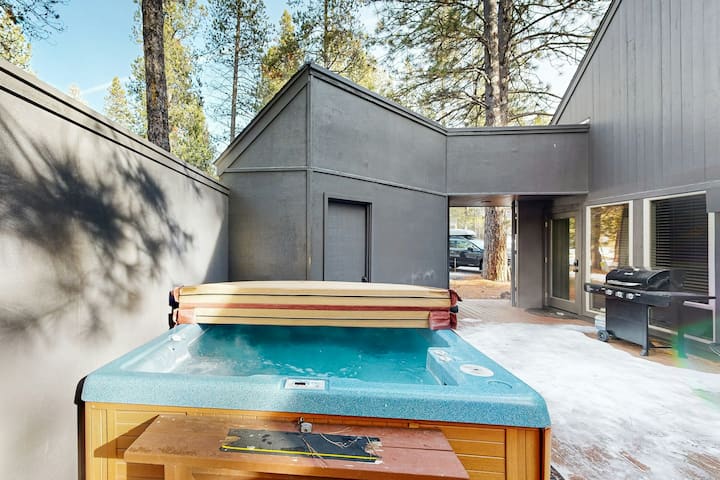 Cozy 1br Dog Friendly | Pool | Hot Tub - Sunriver, OR