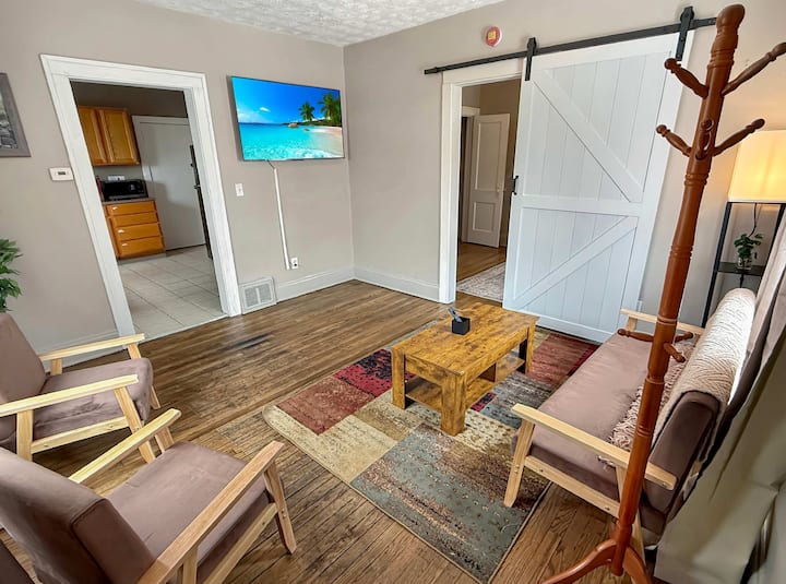 Bright Tremont 2br | Near Downtown Cle & Clinic - Cleveland, OH