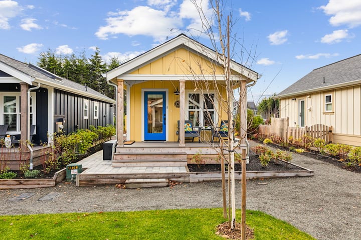 *New* Sunflower Cottage: Hot Tub, Dog Friendly - Pacific Beach, WA