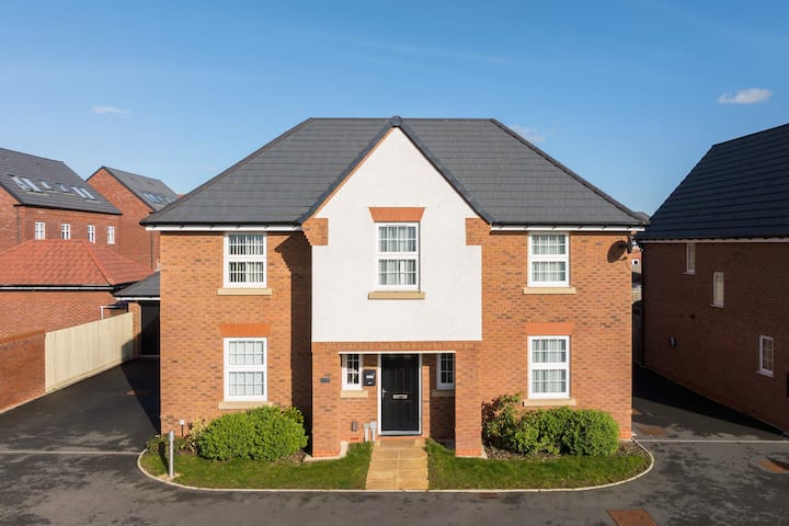 Family Home | Office, Garden & Country Park Views - Warwick