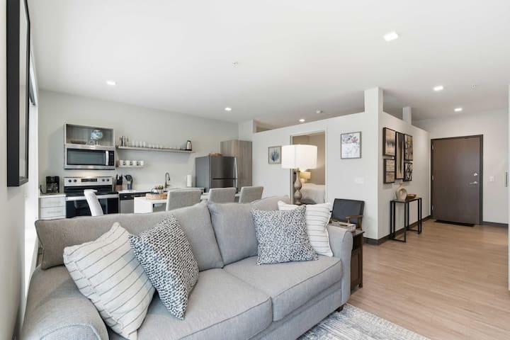 Washer & Dryer W Free Parking Located Next To Mcw - Wauwatosa, WI