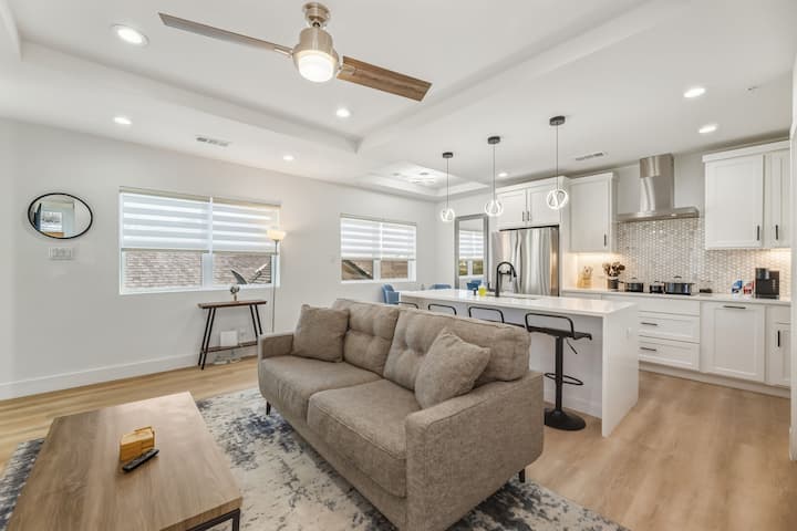 Stylish Townhome | Rooftop Patio + Private Garage - Dallas, TX