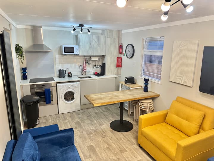 7-bed Compact Chalet Near Glasgow Sleeps Up To 14 - Hamilton, UK