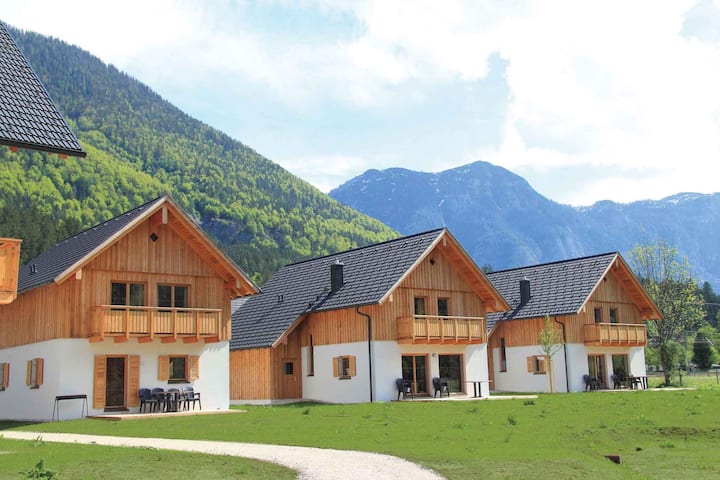 Chalet With Indoor Pool, Spa And Children's Playgr - Hallstatt