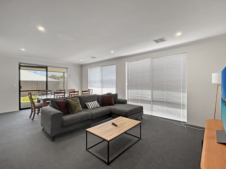 Spacious 4-bed House With Large Backyard - Mandurah