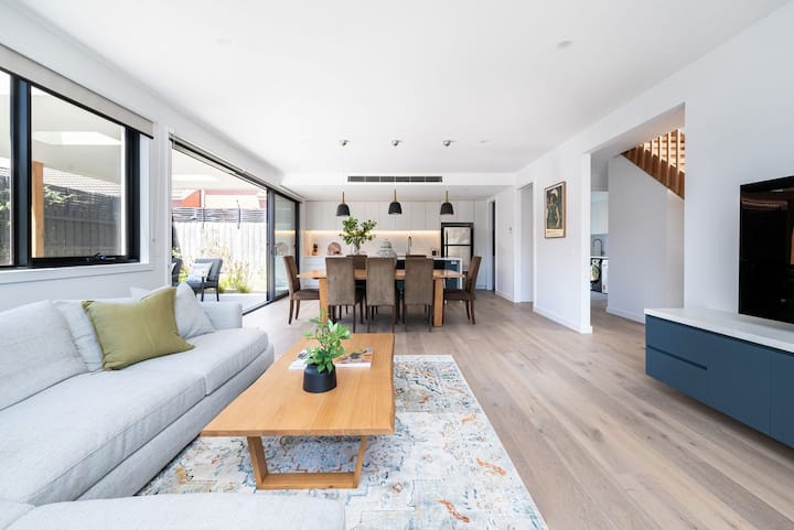 Miss Issy In Parkdale - Mordialloc