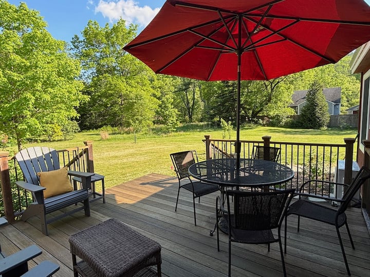 Sunny Boho Cottage: Screened Porch+sun Deck! - Great Barrington, MA