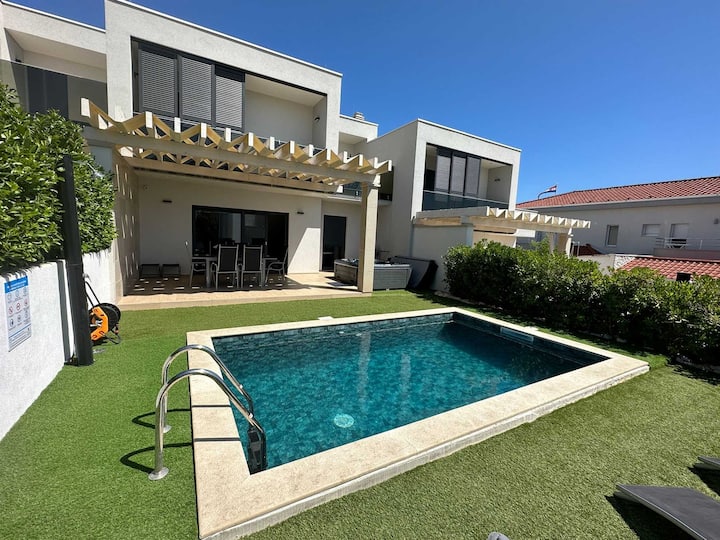 Villa With Private Pool, Garden & Outdoor Dining - Vodice