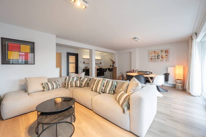 Stylish 2-bedroom Apartment With Private Garage - Knokke-Heist
