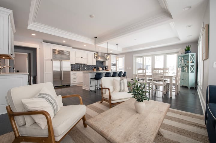 Iconic Sh Estate - Pool, Spa, Game Room & More! - South Haven, MI