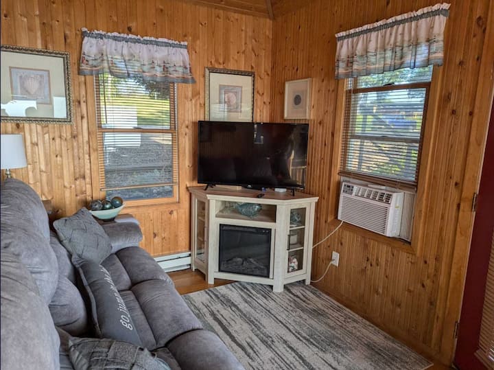 East Lake Cabin W/ Boat Hoist - Spirit Lake, IA