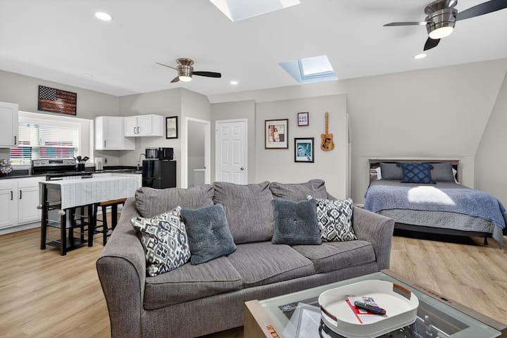 Private Country Studio W/ Deck & Skylights - Springfield, TN