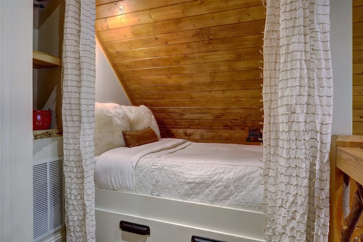 Lark Lodge: Mtn Cabin W/ 2 Master Suites & Porch - Highlands, NC
