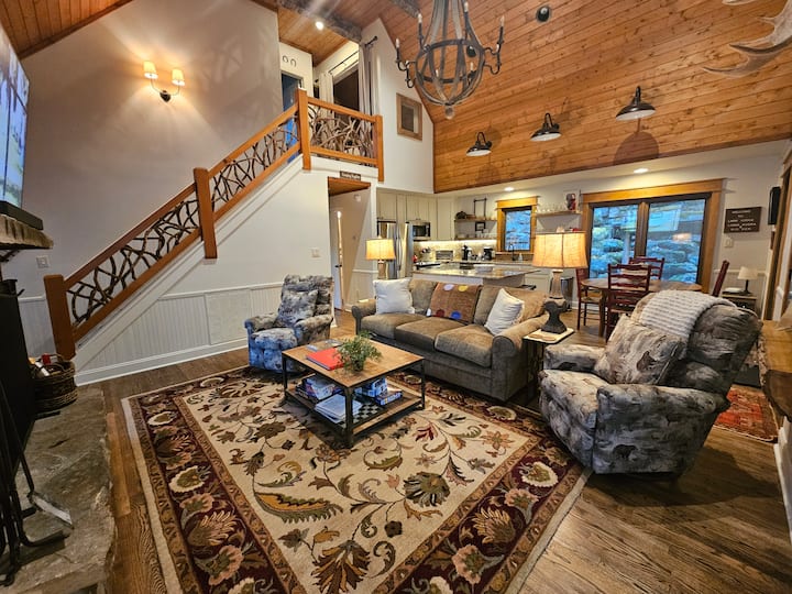 Lark Lodge: Mtn Cabin W/ 2 Master Suites & Porch - Highlands, NC