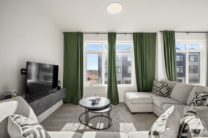 Warm & Modern 3br Retreat Near East Hills - Chestermere