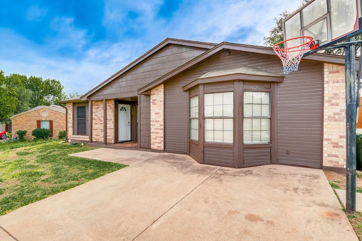 Game Room & Patio: Family Home In The Colony! - The Colony, TX