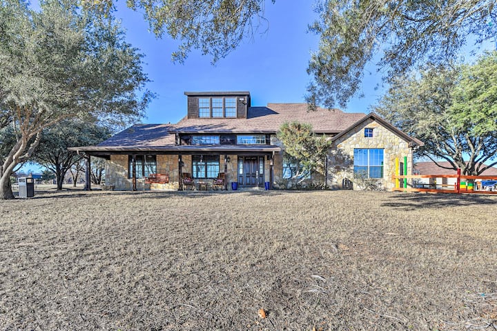 Private Pool: Spacious & Vibrant Argyle Villa! - Texas Motor Speedway