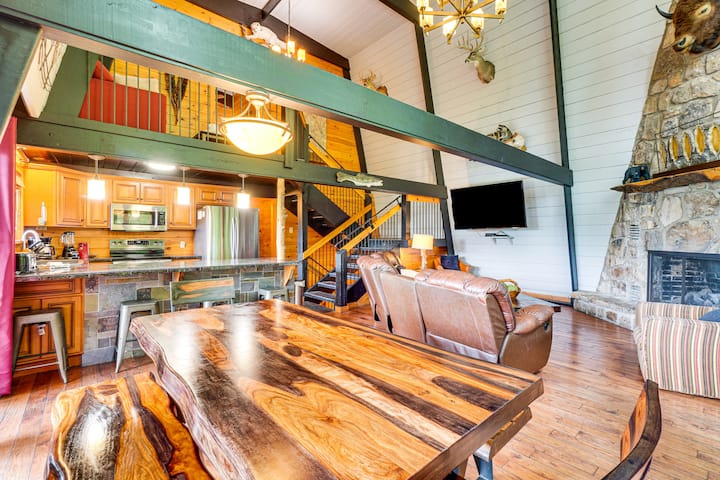 Stunning Views, Hot Tub, 3 Decks: Gatlinburg Cabin - Gatlinburg, TN