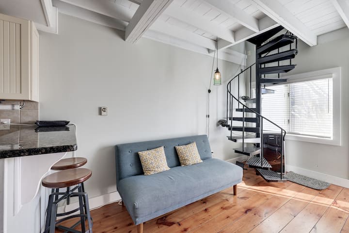 Walk To Commercial Street! Couples Retreat W/ Deck - Provincetown, MA