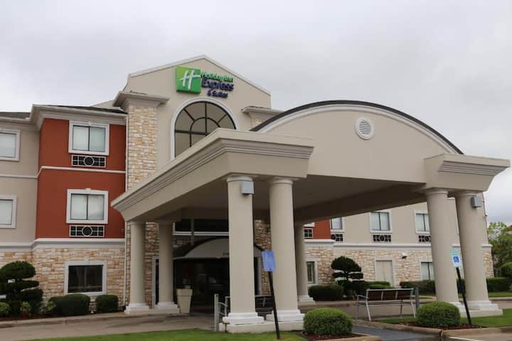 Pet Friendly Rooms + Free Breakfast & Pool - Greenville, TX