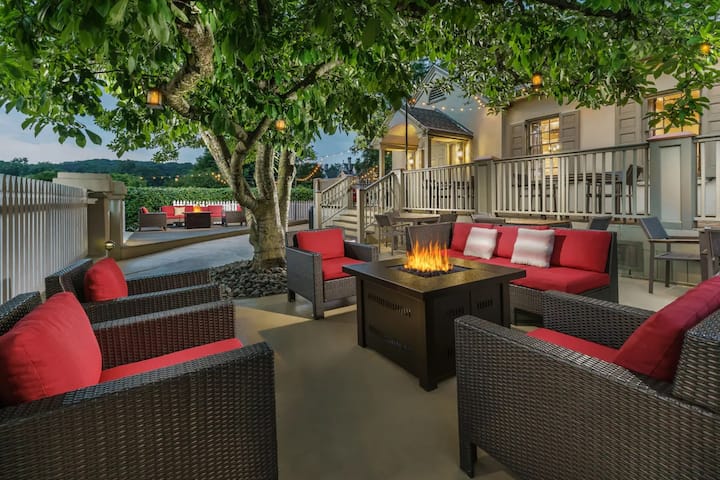 Minutes To West Chester University + Pool & Dining - West Chester, PA