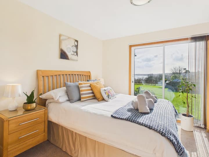 Sea View Retreat With Balcony & Jacuzzi | Flushing - St Mawes