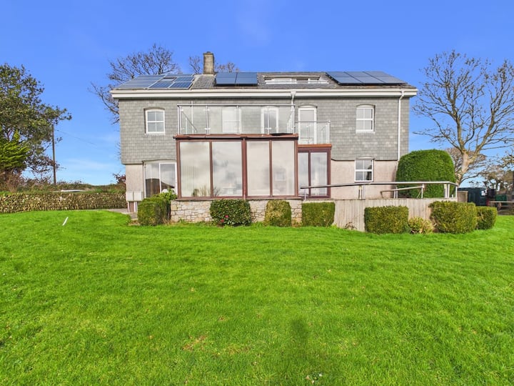 Sea View Retreat With Balcony & Jacuzzi | Flushing - Falmouth