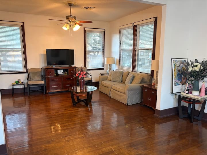 The Oakview Retreat | Stylish 3br Nola Stay - New Orleans, LA
