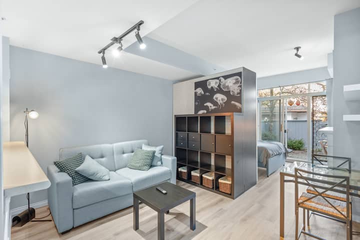 Cozy Kits Studio | Private Laundry & Patio - 溫哥華