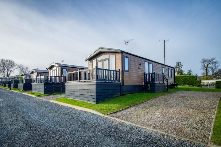 Bumblebee - 2 Bedroom Lodge - Manorbier - Tenby
