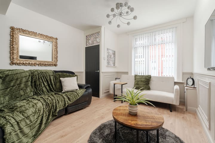 Near Anfield Stadium | Private 2-bed Stay - イギリス リバプール