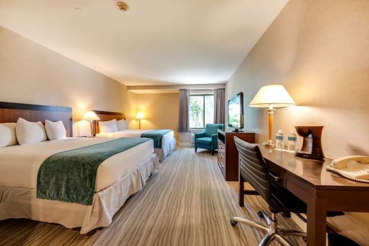 Litchfield Hills Escape W/ Pools L 3 Units - Newtown, CT