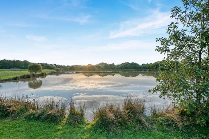 Weekstone Lakes Barn - Cornwall