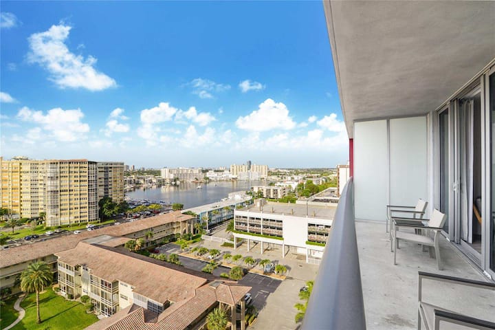 Spectacular 1br Apartment With Balcony & Pool - Hallandale Beach, FL