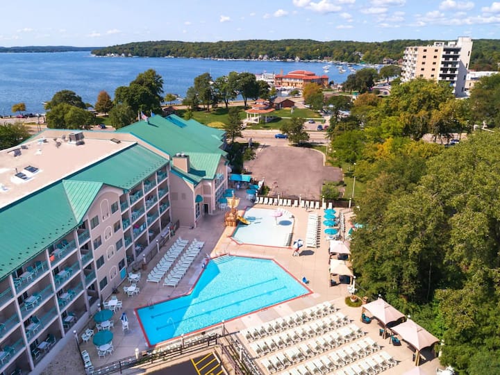 Lakefront Stay + On-site Dining. Kitchen. Pool. - Lake Geneva, WI